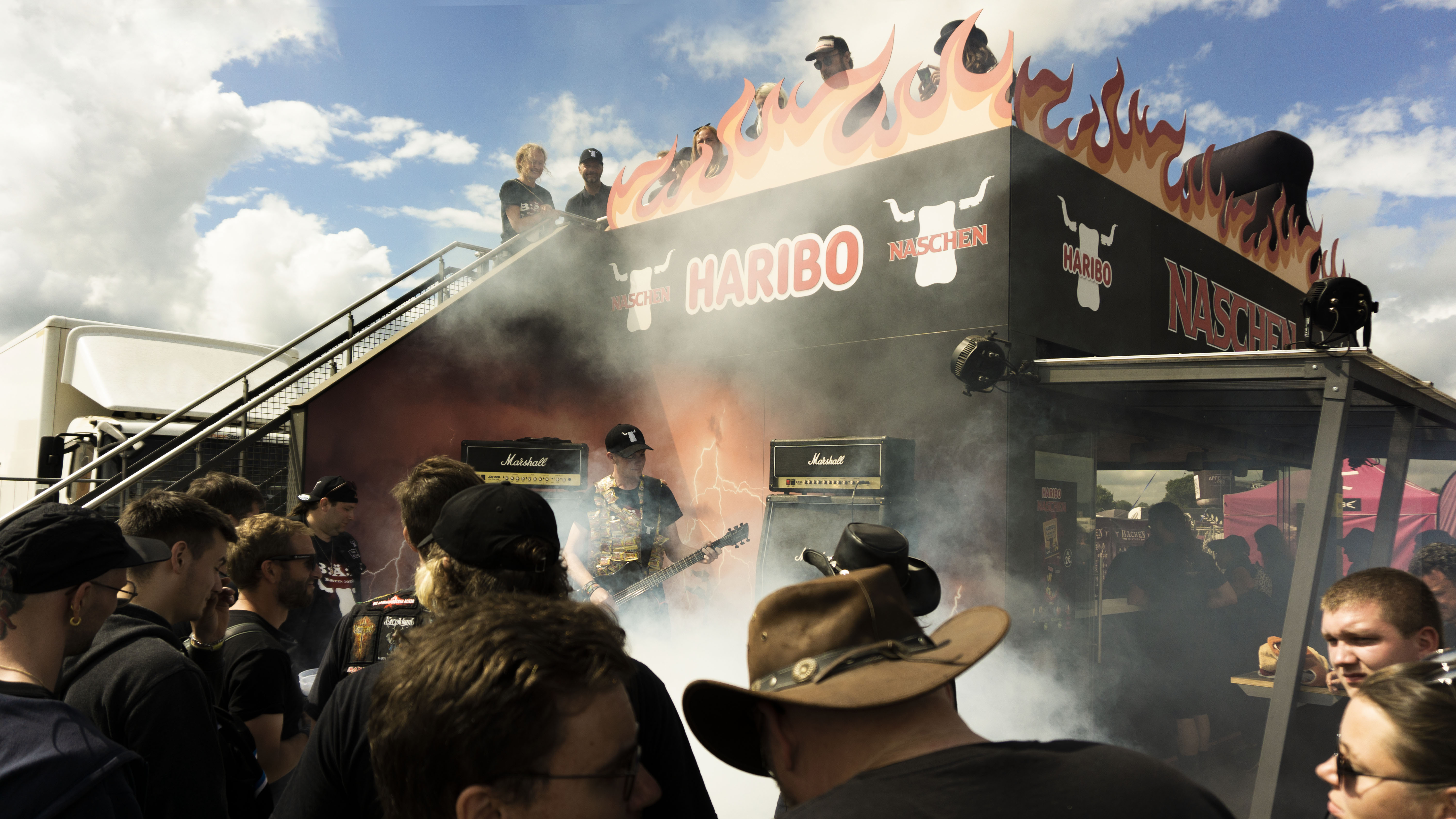 Goldbären-Gitarre für die Wacken Metal Academy - HARIBO